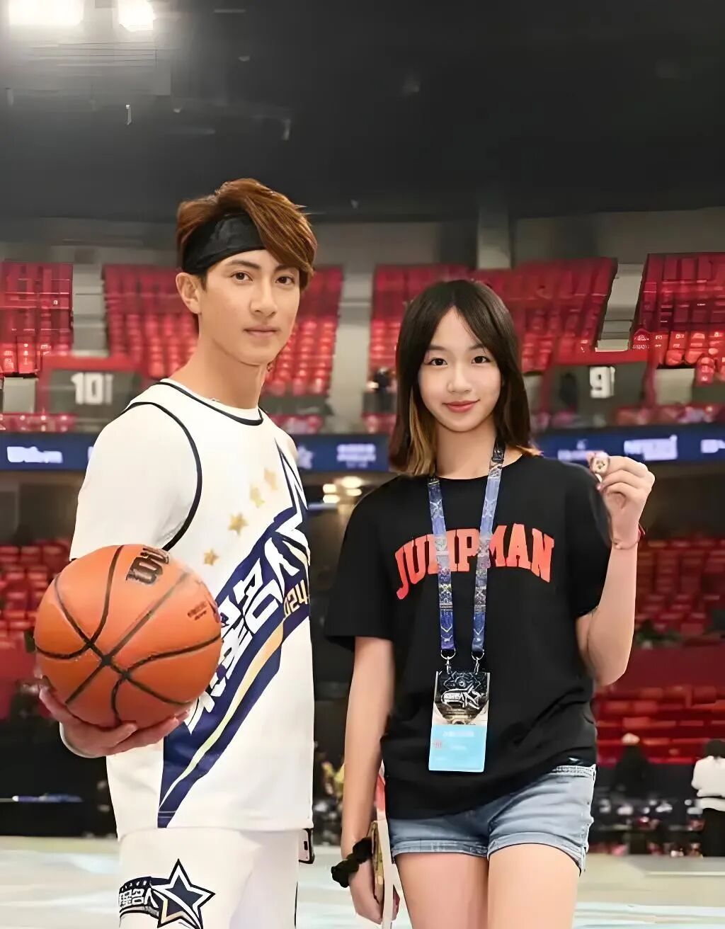 吴尊女儿neinei疑恋爱登上热搜，此前更新社交平台个人简介，疑似@男友账号 - 川观新闻