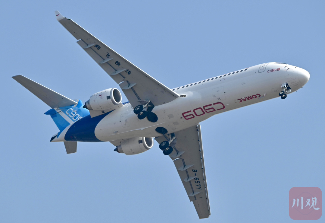 C视觉丨支线客机ARJ21首次正式亮相 更名C909加入C序列 - 川观新闻