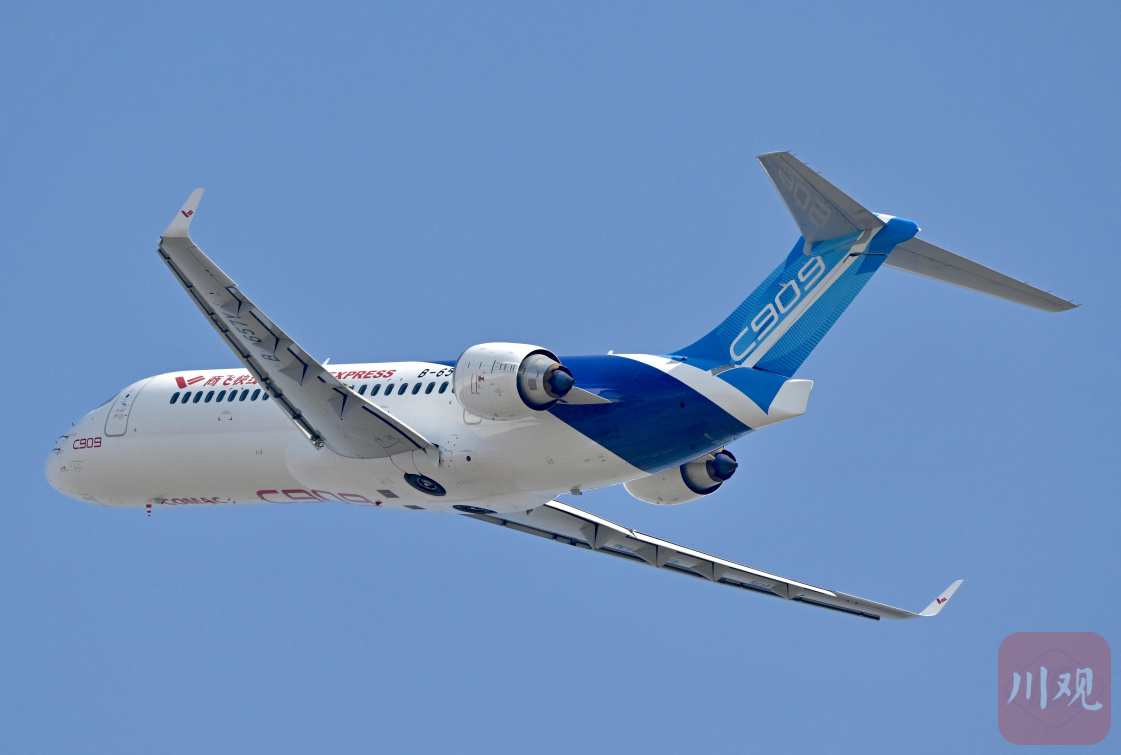 C视觉丨支线客机ARJ21首次正式亮相 更名C909加入C序列 - 川观新闻
